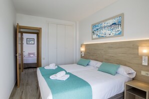 Apartamento Premium, 2 quartos, vista para a piscina | Cortinas/cortinados opacos, berços/camas para crianças 
