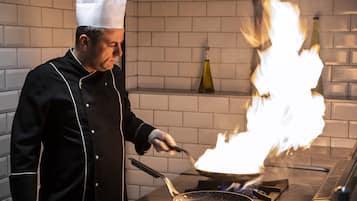 Café da manhã, almoço e jantar; culinária mediterrânea