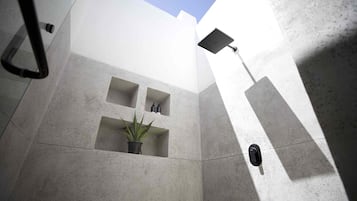 Pool Suite | Banheiro | Chuveiro, produtos de toalete grátis, secador de cabelo