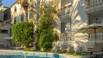 Piscina externa, funciona das 10h às 20h, guarda-sóis, espreguiçadeiras
