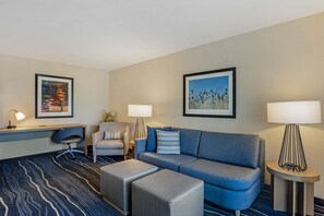 Suite, 1 cama king-size, não fumadores, frigorífico (with Sofabed) | Roupa de alta qualidade, cofre com capacidade para portátil, secretária 