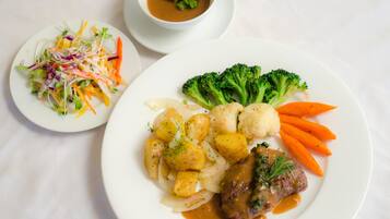 Pequeno-almoço completo diário (100000 VND por pessoa)