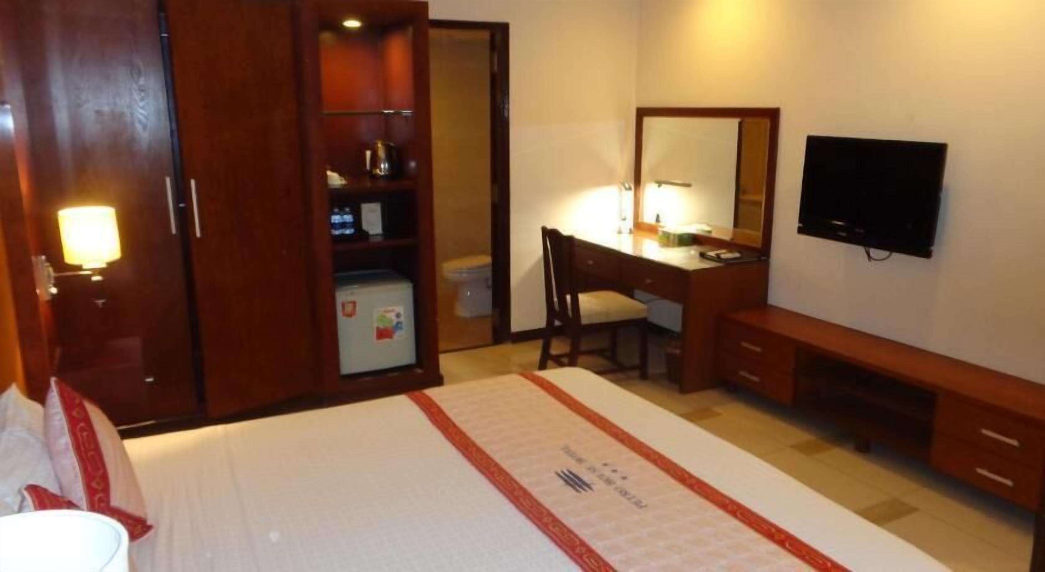 Minibar com produtos grátis, cofre no quarto, secretária 