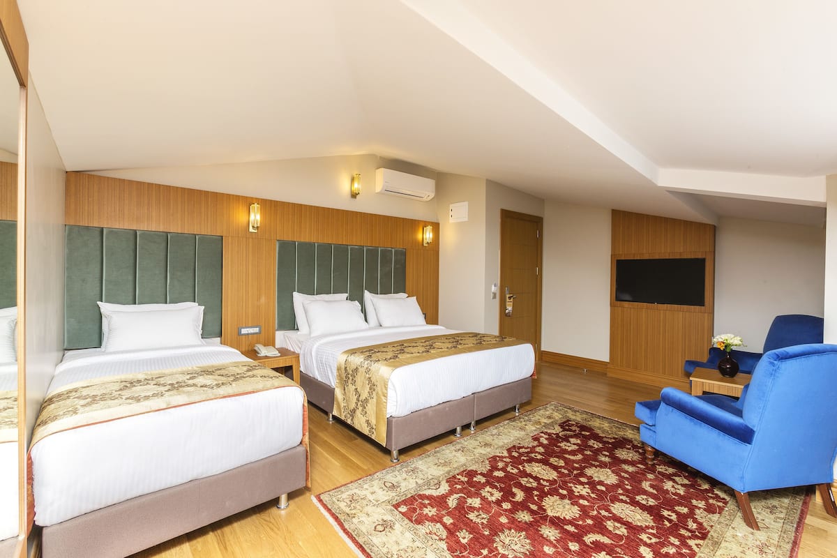 Loft superior, sacada, vista para a cidade | Roupas de cama premium, frigobar, cofres nos quartos, escrivaninha