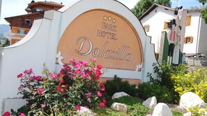 Placa do Hotel Park Dolasilla com um jardim à frente.