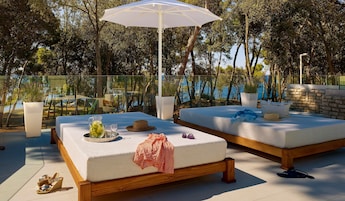Piscina exterior, guarda-sóis, espreguiçadeiras
