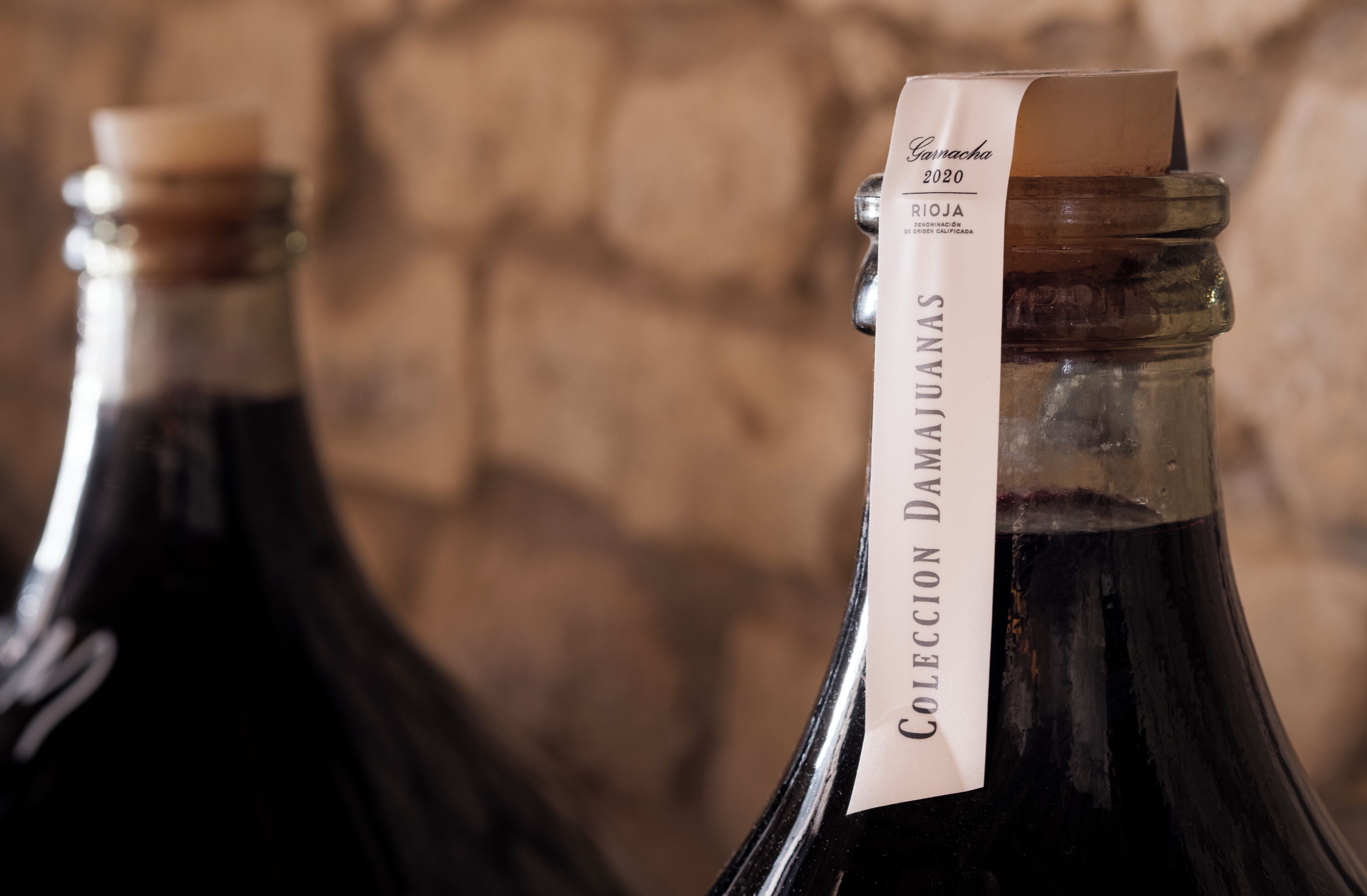 Duas garrafas de vinho com etiquetas, uma das quais diz "Cava 2020".