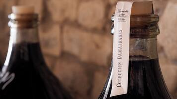 Duas garrafas de vinho com etiquetas, uma das quais diz "Cava 2020".