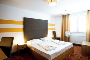 Quarto Duplo ou Twin | Secretária, quartos insonorizados, berços/camas para crianças grátis 