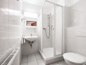 Quarto Twin Standard | Casa de banho | Um polibã, um secador de cabelo, toalhas fornecidas, sabão 