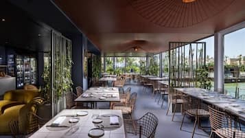 Almoços, jantares servidos, cozinha italiana, com vista para a praia