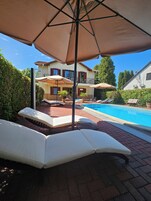 Piscina externa sazonal, guarda-sóis, espreguiçadeiras