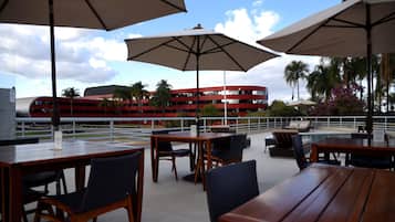 Este bar de cocktails, com vista para o jardim, aberto diariamente
