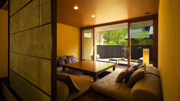 Suite, junto ao jardim | Roupa de alta qualidade, minibar, cofre no quarto, secretária