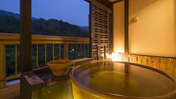 Japanese Style Room with an open air bath :15 Minutes from ITM by Taxi, Tatoo may not be allowed. | Banheiro | Chinelos, vasos sanitários com bidê eletrônico, toalhas de banho