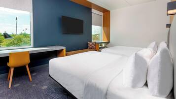 Edredões de penas, cofre no quarto, secretária, ferro/tábua de engomar