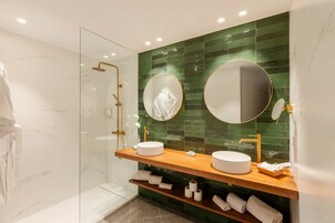 Suite Superior | Casa de banho | Produtos de higiene exclusivos, um secador de cabelo, roupões, chinelos 