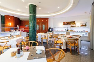 Pequeno-almoço tipo buffet diário mediante uma taxa
