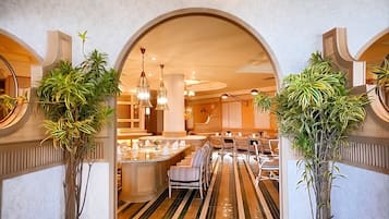 2 restaurantes, pequenos-almoços servidos