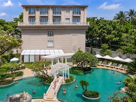 2 piscinas exteriores, guarda-sóis, espreguiçadeiras 