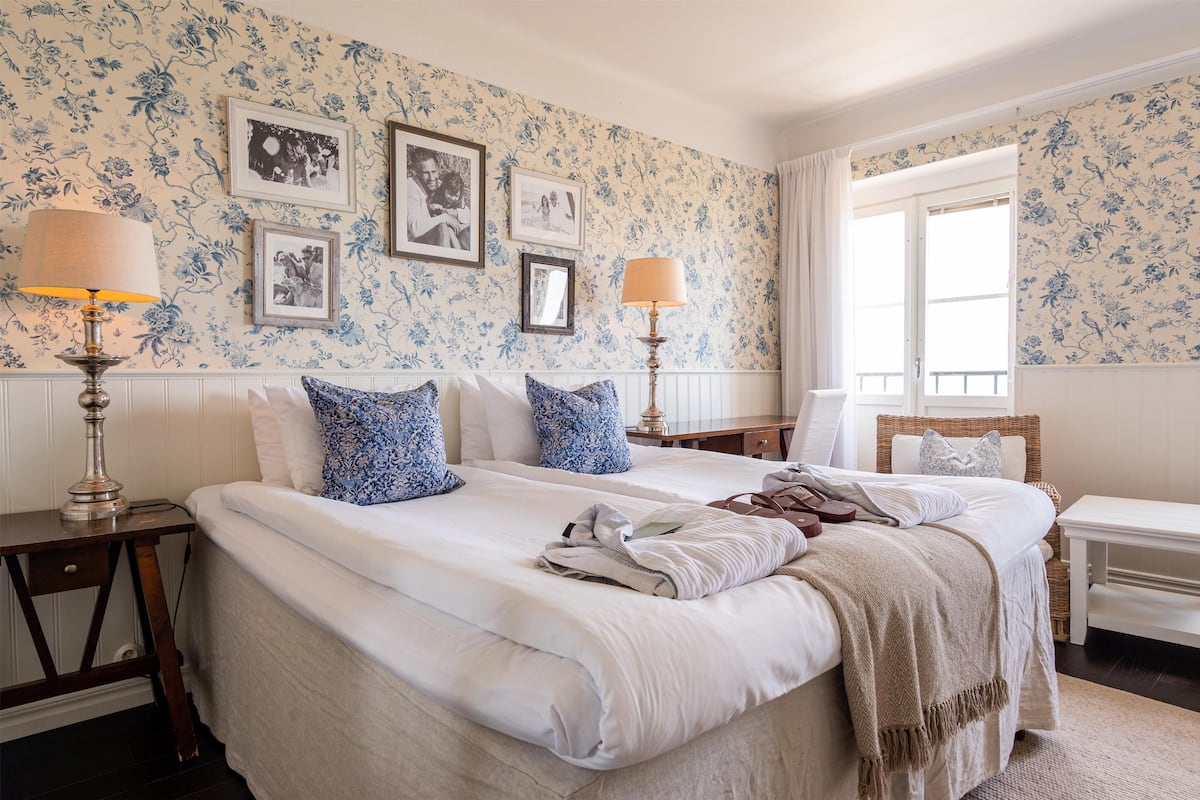 Quarto Duplo Superior | Minibar, ferro/tábua de engomar, Wi-fi grátis, roupa de cama fornecida