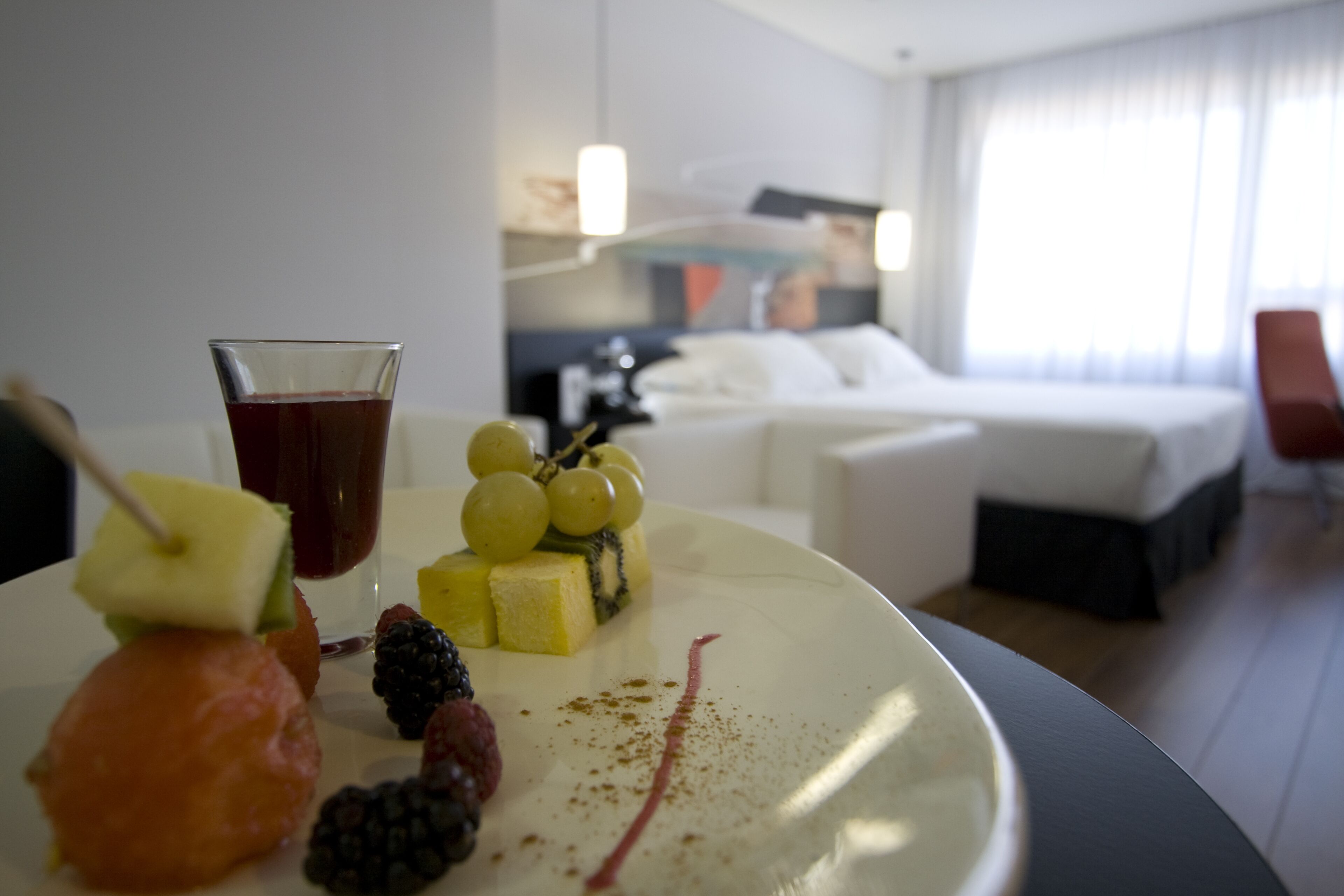Roupa de alta qualidade, minibar, cofre com capacidade para portátil 
