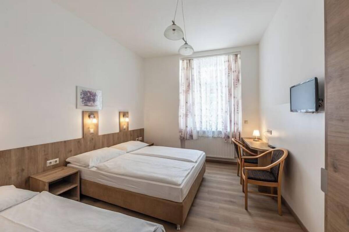 Cofre no quarto, berços/camas para crianças, camas desdobráveis