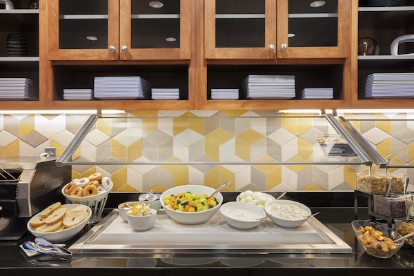Pequeno-almoço tipo buffet diário (8 USD por pessoa)