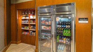 Uma área com máquinas de venda automática, oferecendo diversos petiscos e bebidas.