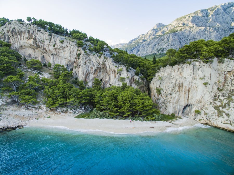 Perto da praia, guarda-sóis de praia