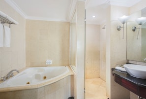 Quarto presidencial, para não fumantes, vista para a cidade | Banheiro | Chuveiro, produtos de toalete grátis