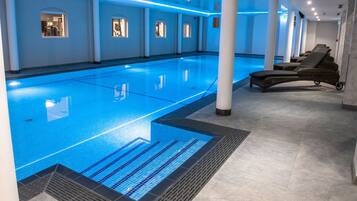 Piscina interior, da(s) 7:00 à(s) 20:00, espreguiçadeiras