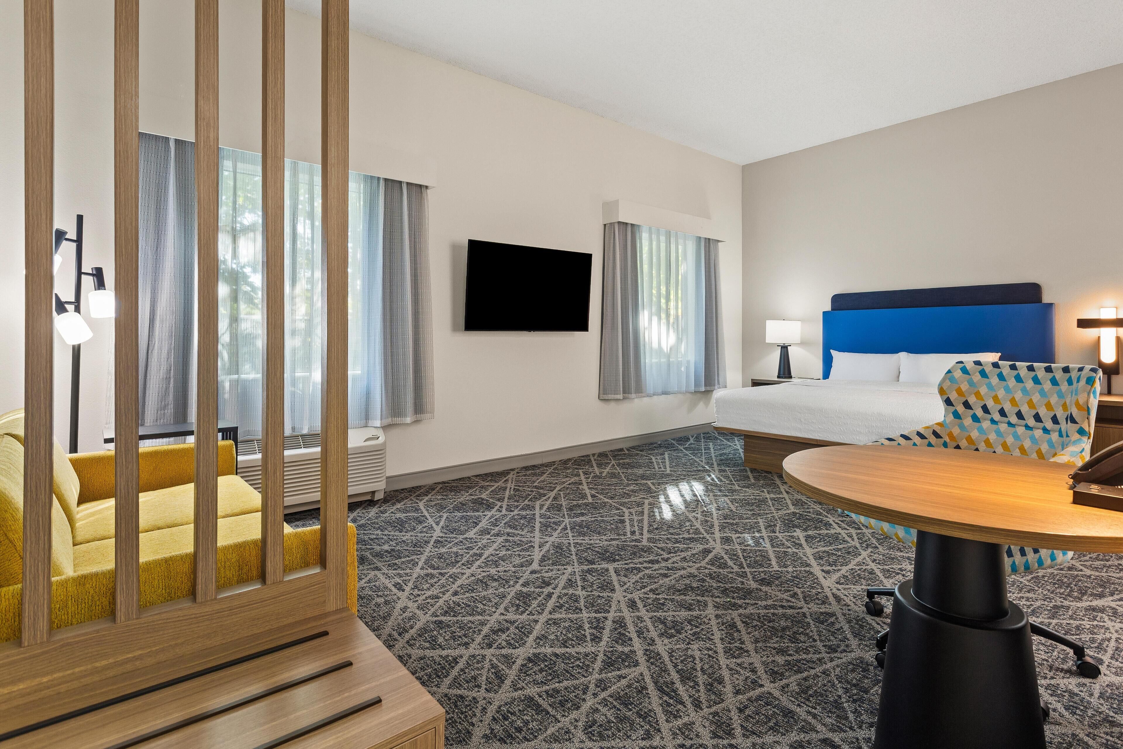 Estúdio, Uma cama King, Não-fumante | Área de estar | TV de tela plana 25 polegadas com canais a cabo, TV