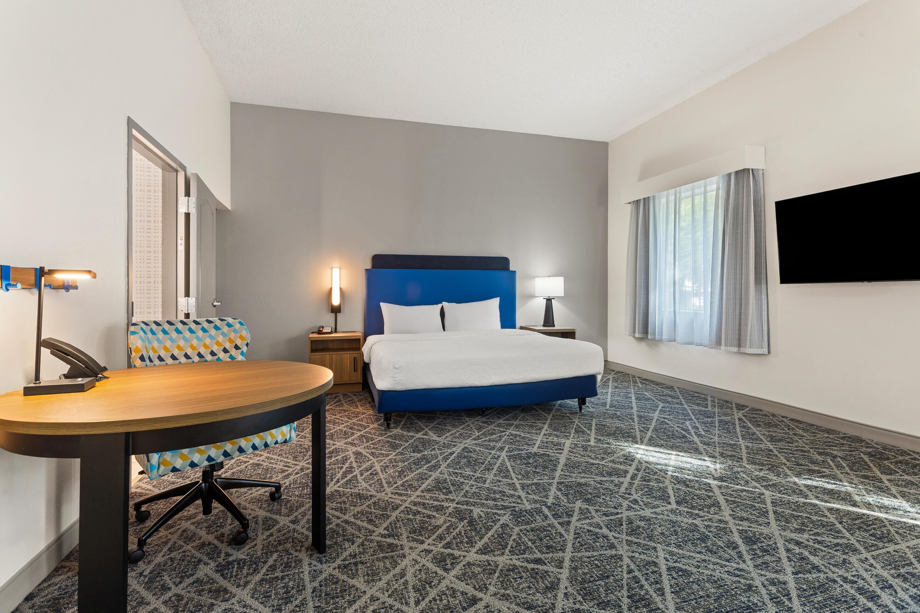 Estúdio, 1 cama King, acessível, para não fumantes | Roupas de cama premium, escrivaninha, espaço de trabalho para notebook