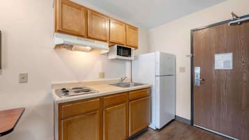 Estúdio Standard, 1 cama queen-size, não fumadores, frigorífico e micro-ondas | Cozinha privada | Um frigorífico/congelador grande, um micro-ondas, uma placa de cozinha