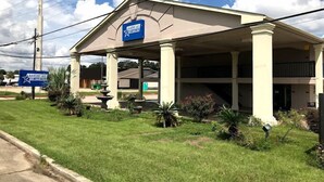 Um edifício com entrada coberta e uma placa com a inscrição 'AMERICAS'.