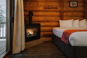 Chalé, várias camas, kitchenette (pet friendly) | Cortinas/cortinados opacos, Wi-fi grátis, roupa de cama fornecida 