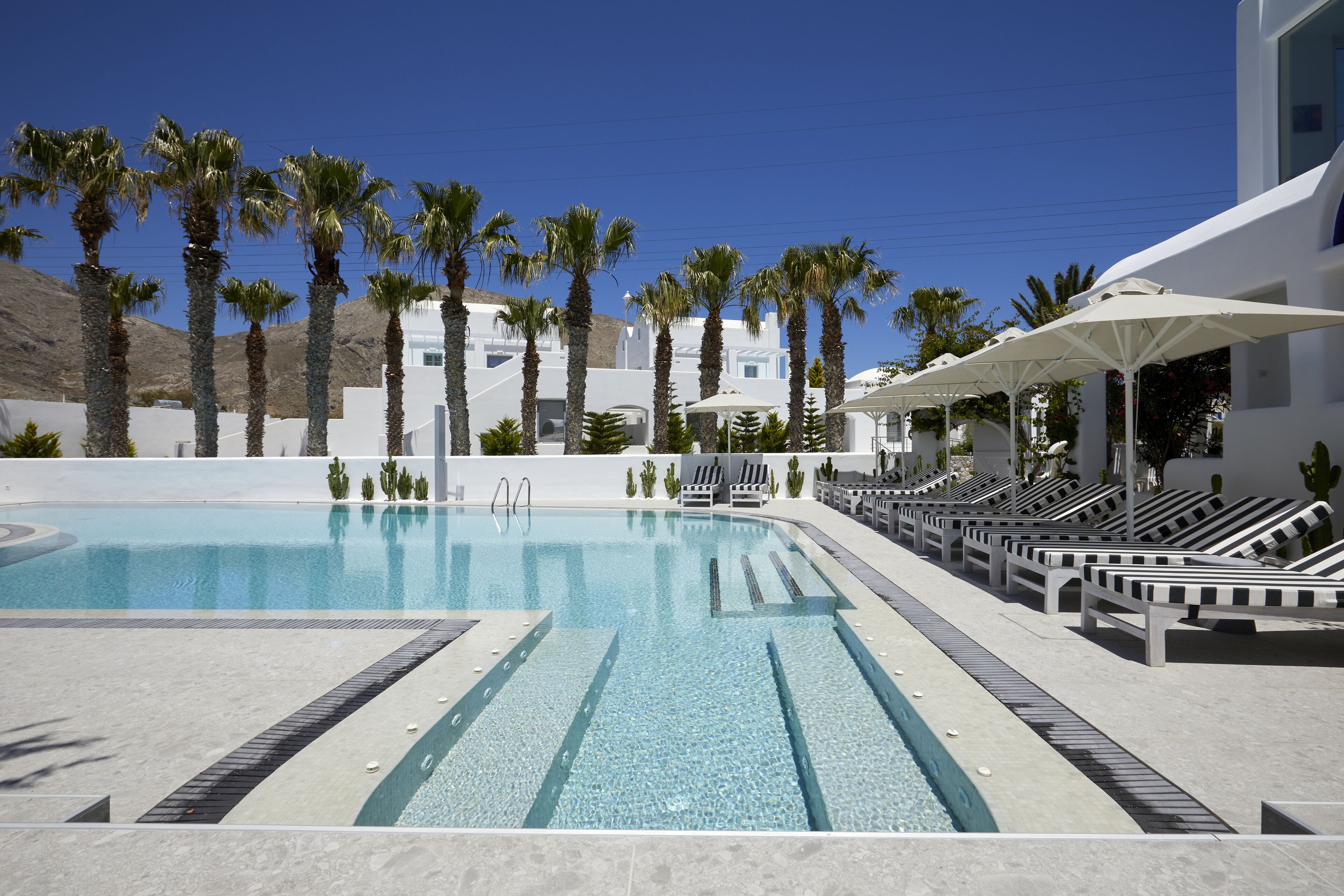 Piscina exterior sazonal, da(s) 08:00 à(s) 20:00, toldos gratuitos 