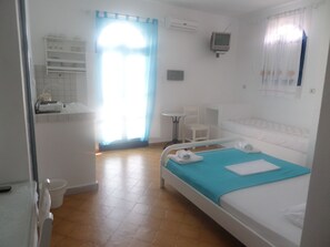 Cofres nos quartos, ferros/tábuas de passar roupa, berços grátis