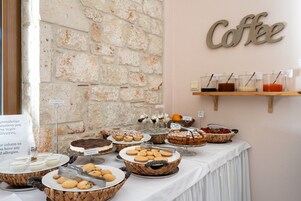 Pequeno-almoço tipo buffet diário incluído