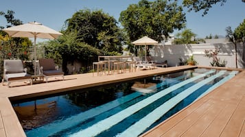Piscina interna, 3 piscinas externas, guarda-sóis, espreguiçadeiras