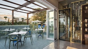 Serviço de café da manhã, culinária internacional, vistas para o jardim