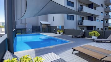 Piscina exterior, espreguiçadeiras