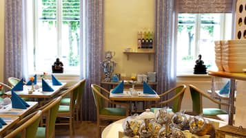 Café da manhã com buffet todos os dias (EUR 16 por pessoa)