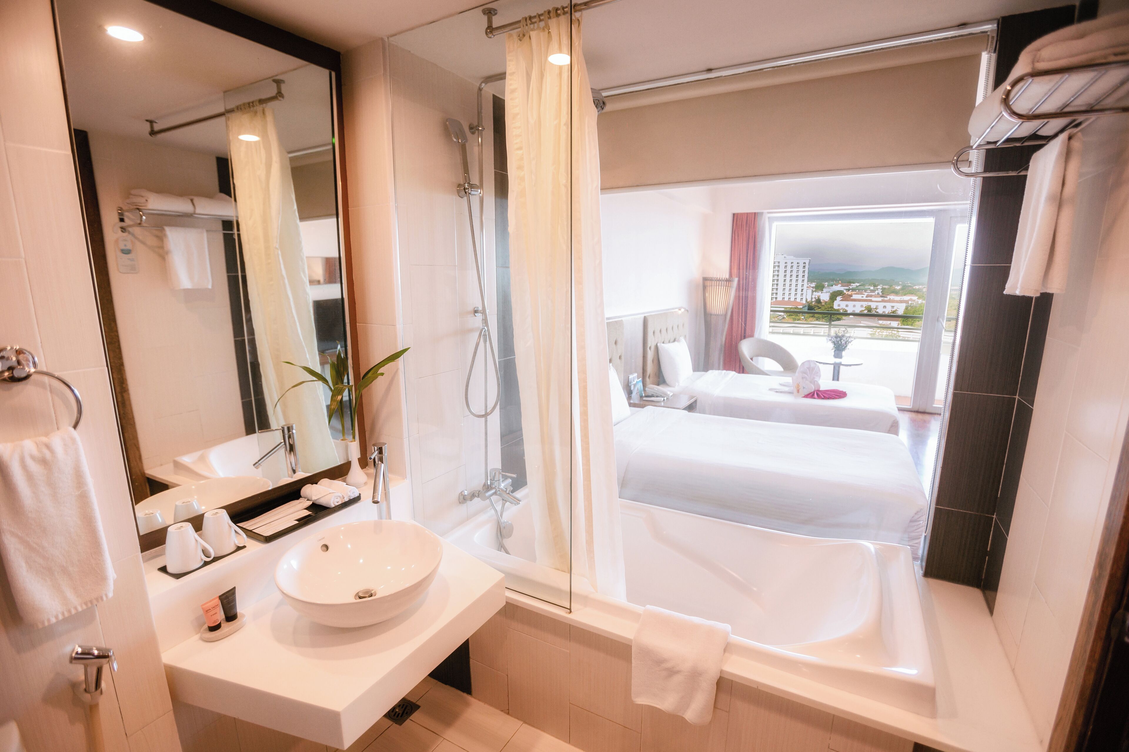 Quarto Twin Deluxe, vista para o rio | Casa de banho | Artigos de higiene pessoal grátis, um secador de cabelo, chinelos 