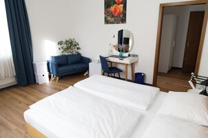 Quarto Duplo | Cofre no quarto, secretária 