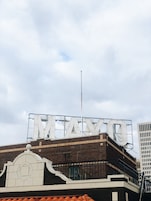 Um edifício com um grande letreiro 'MAVO' no telhado.