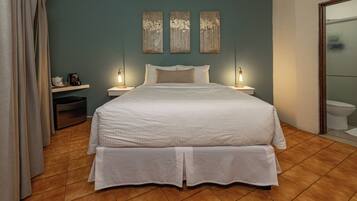 Quarto casal standard | Cofres nos quartos, individualmente decorados