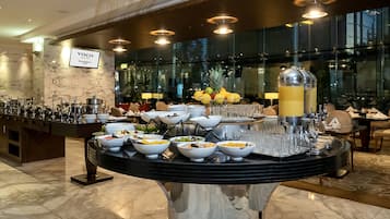 3 restaurantes, café da manhã, culinária internacional