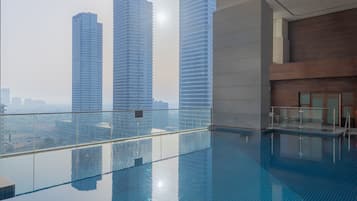 Piscina exterior, espreguiçadeiras